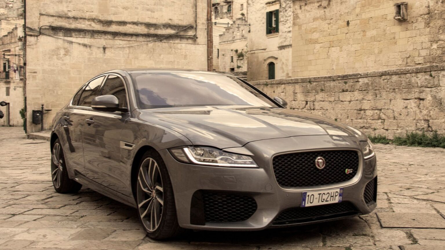 15 Vehicles With Blind Spots So Bad You'll Wonder Why They Even Have ...