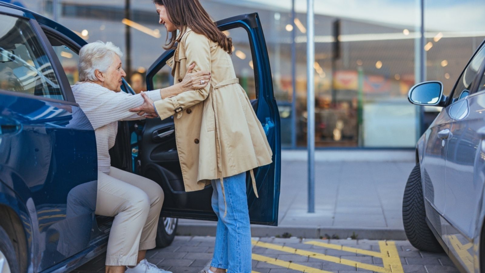 16 Must-Have Car Gadgets That All Senior Motorists Should Own - Driver ...